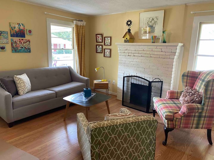 Dog Friendly Bungalow Near Downtown Raleigh! - North Carolina State University, Raleigh