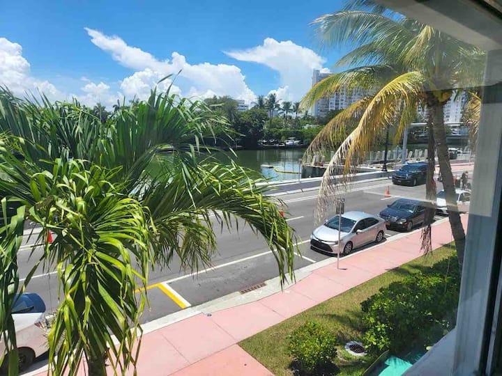 Cozy Waterfront Studio $1m Views #Mybeachspotmiami - Miami Beach, FL