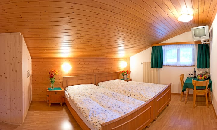 Mansarden Zimmer Im Hotel Adler - Saas-Grund