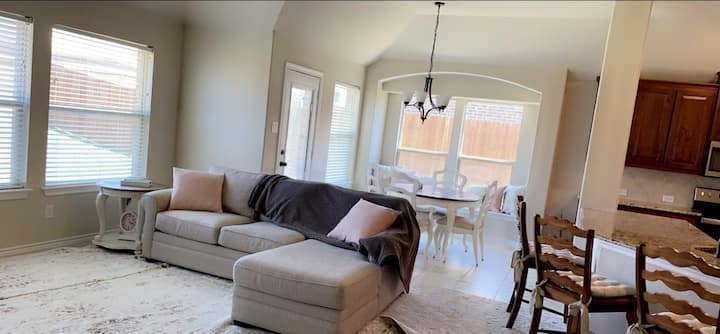 Beautiful Home 15 Minutes Away From Downtown Ftw - Fort Worth, TX