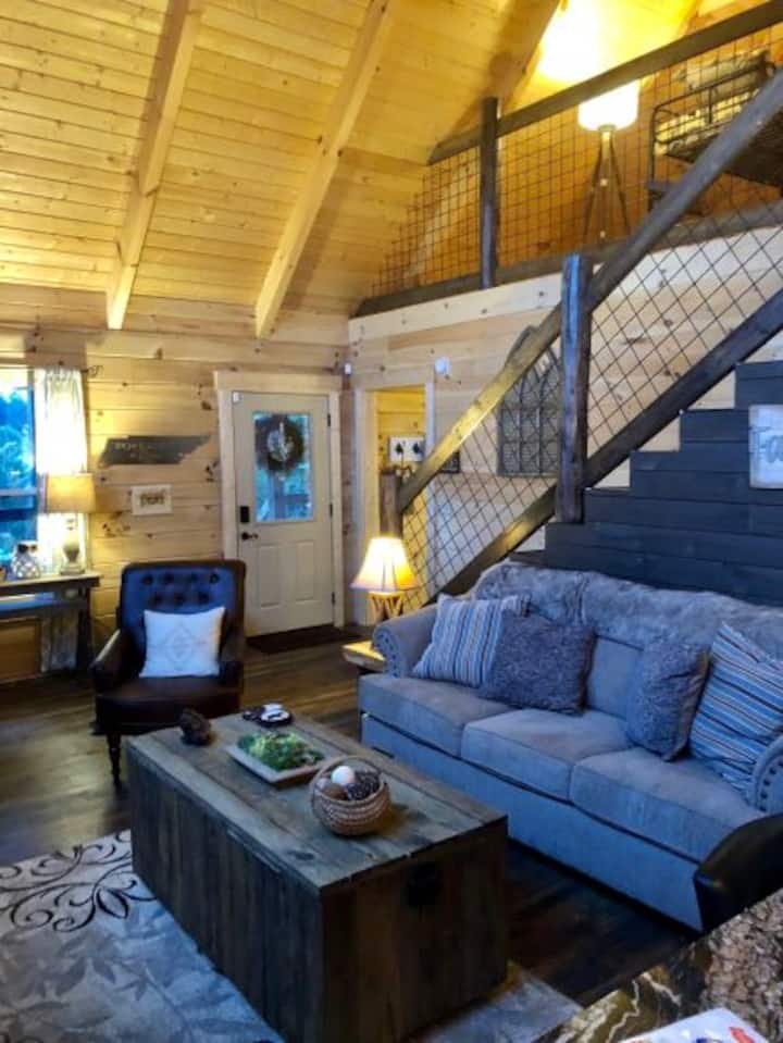 Pokeadot Cabin: Cozy Farm Stay W/ Pool & Firepit - Tennessee