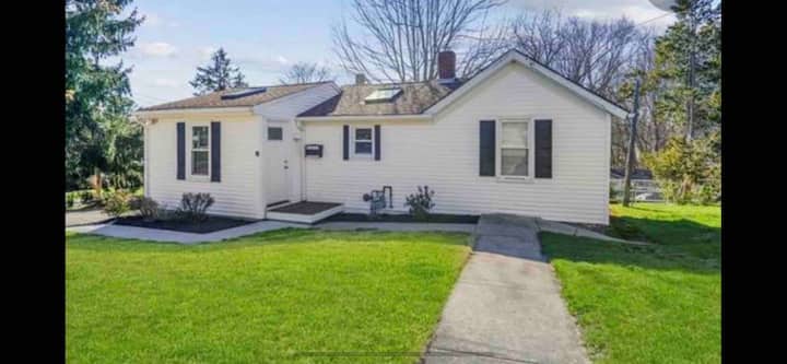Cozy House Blocks To Downtown, Minutes To Beaches! - Burlingame State Park, Charlestown