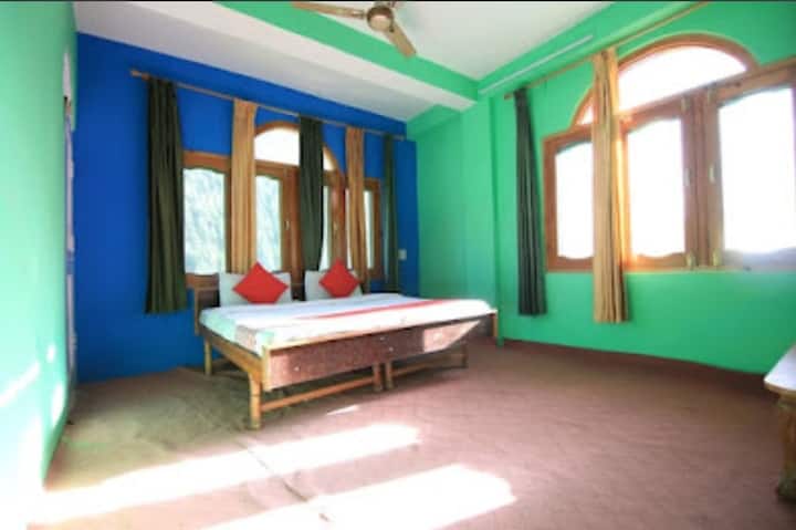 Charming 10 Bedrooms With Private Bathrooms And 3 Rooms With Bath Tubs, Wifi, Restaurant, Live Kitchen, Outdoor Dining Area, Dancing Floor In Restaurant With Good Vibes.with Cool View Hills And Mountains. - Kasol