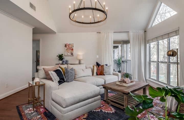 Cozy Condo Minutes From Many Charlotte Attractions - Charlotte, NC