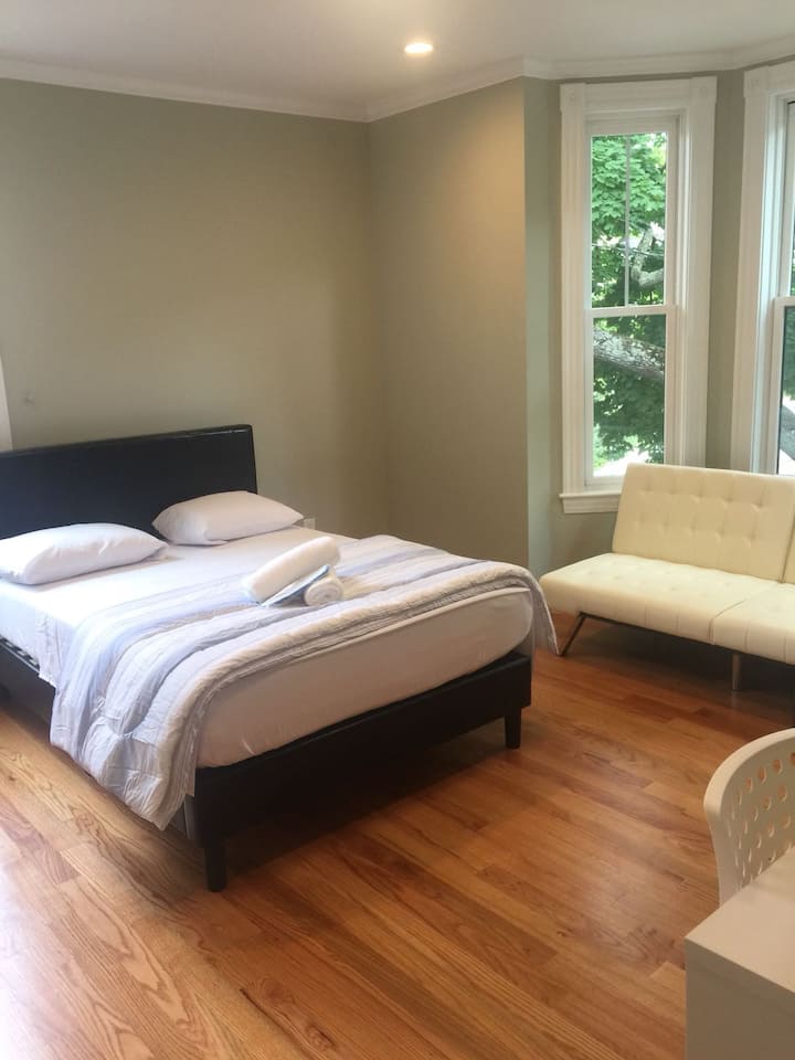 Private Bedroom With Piano Next To Porter Sq D2 - Somerville, MA