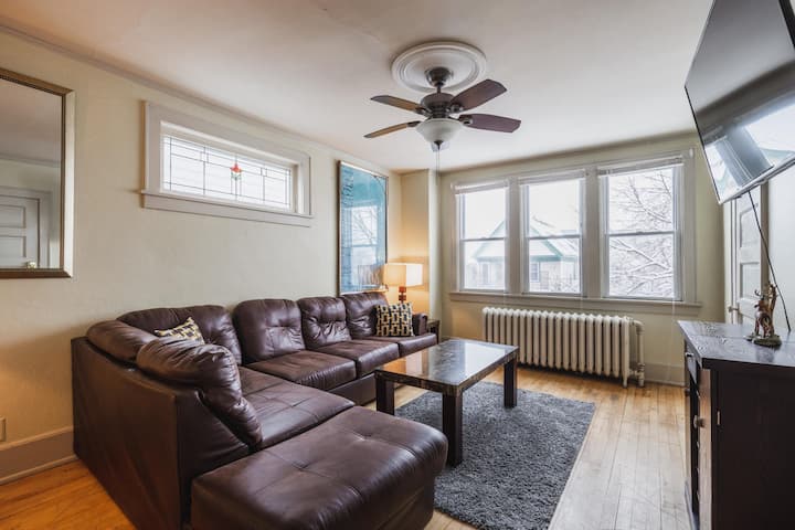 Large Lower East Side Mke Flat (Sleeps 10) Near Brady Street & N Water Street - Milwaukee, WI