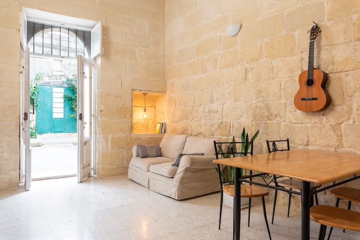 300yr Old Farm Converted Into Welcoming Tiny Home - Malta
