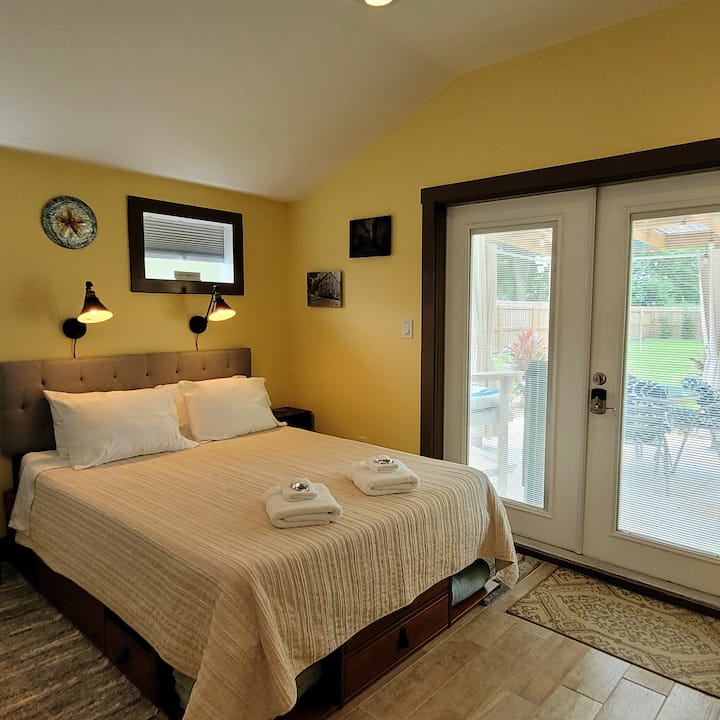 Sunny Cottage In South Seminole Heights - Tampa, FL