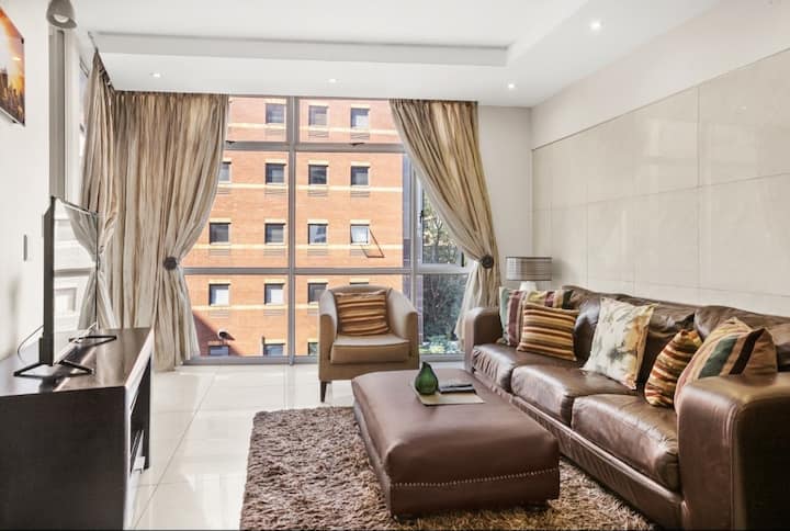 Modern, Spacious 2 Bedroom Unit In Sandton Central - Sandton