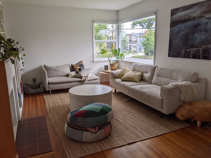 Bright, Light-filled Home - Oak Bay