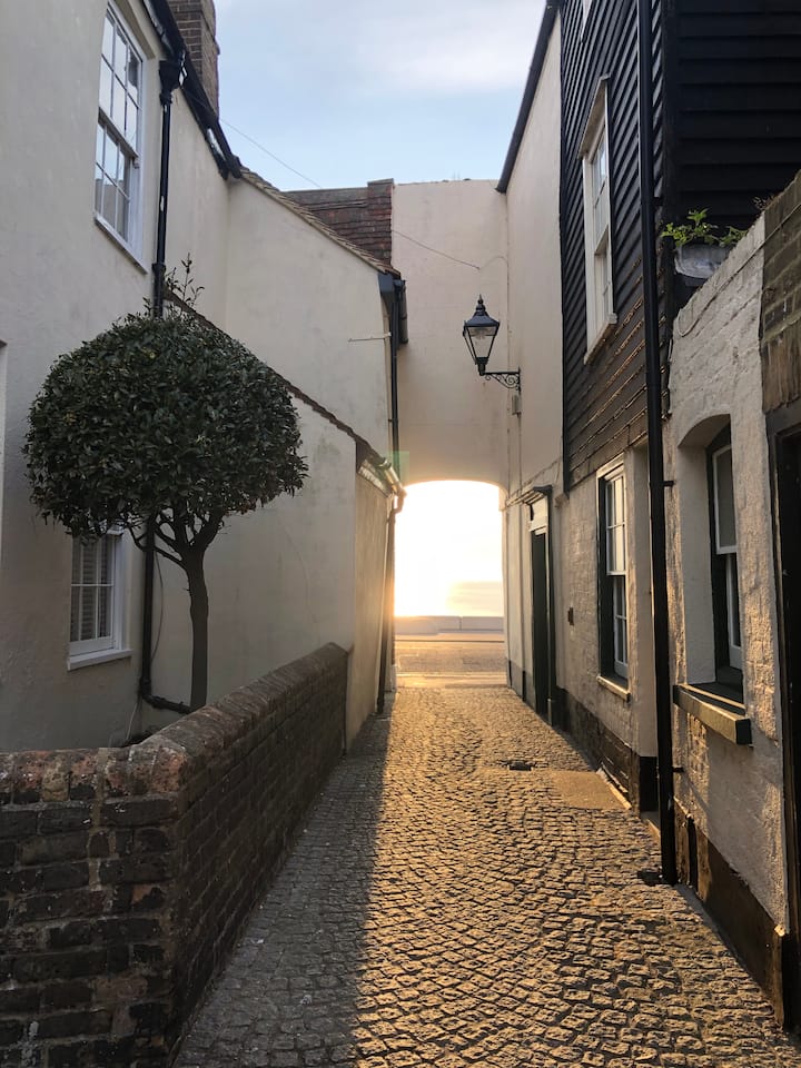 Pretty Beach Cottage Right In The Heart Of Deal - Deal
