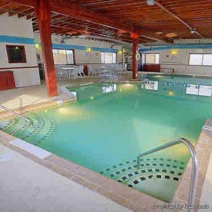 Indoor & Outdoor Pools • Walk To Beach • Sleeps 6 - Ocean City, MD