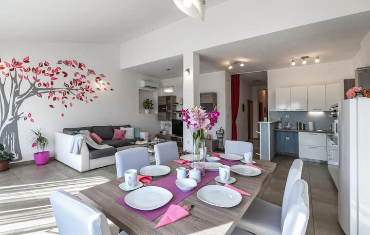 Okean - Big Apartment Near The Sea And City Center - Pula