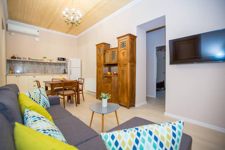 2 Bedroom Apartment In The Old City - Tbilissi