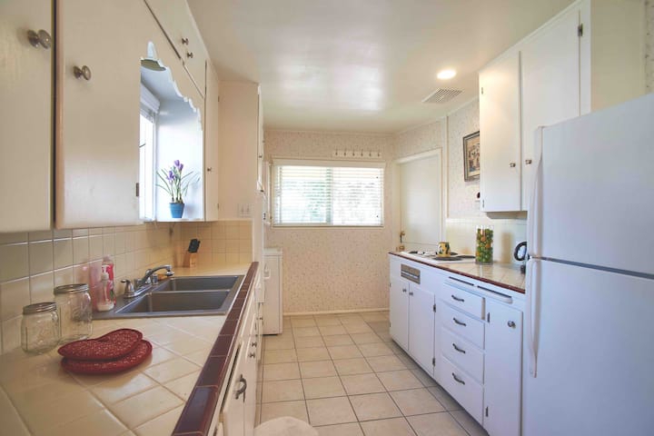 Charming Corona Del Mar Getaway - Renovated! - Newport Beach, CA