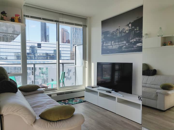 East Village Yyc - Bright & Cozy 2 Bedroom Suite! - Calgary