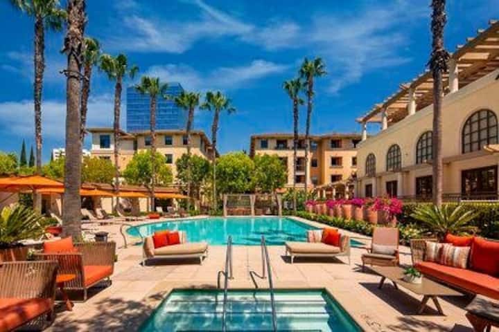 Prime Location By Spectrum Mall Irvine 
2 Br Apt - Irvine, CA