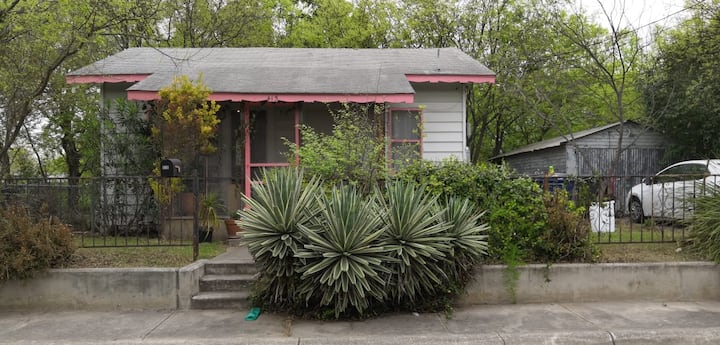 Cool Pink Bungalow, Yard+pet Friendly In Southtown - San Antonio, TX