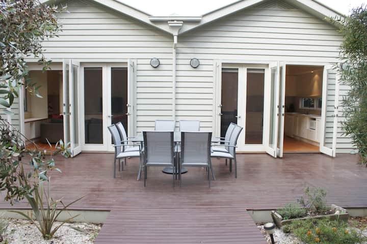 Pet Friendly, Spacious Walk To Beach & Shops - Anglesea