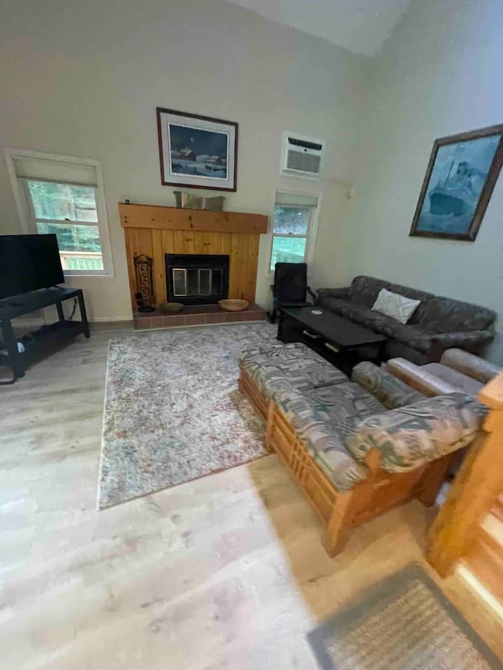 Beautiful Jiminy Peak Townhome Family Friendly - Pontoosuc Lake, MA