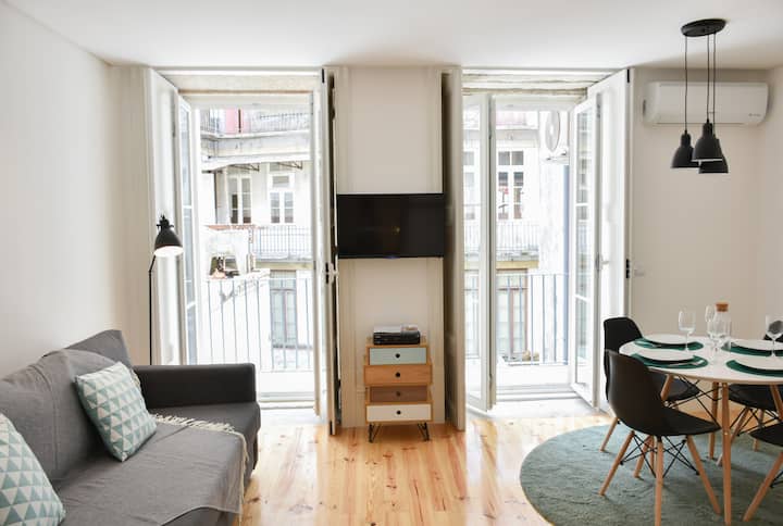 Apartment W/ Balcony & Ac In Aliados Main Square - Porto