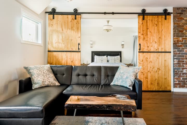 Stylishly Remodeled Queen Victoria Loft - ナイアガラ・フォールズ