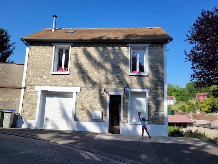 Maison De Pierre  Avec Un Jardin Et Une Belle Vue. - Château de Thoiry