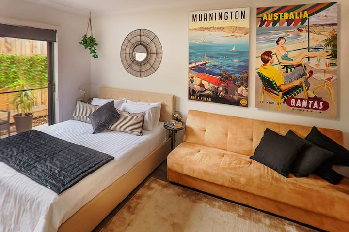 Studio Bayside 2: Comfort Meets Vintage Art Style! - Frankston