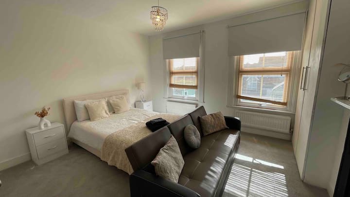 Amazing Three Bedroom House In Windsor - Windsor