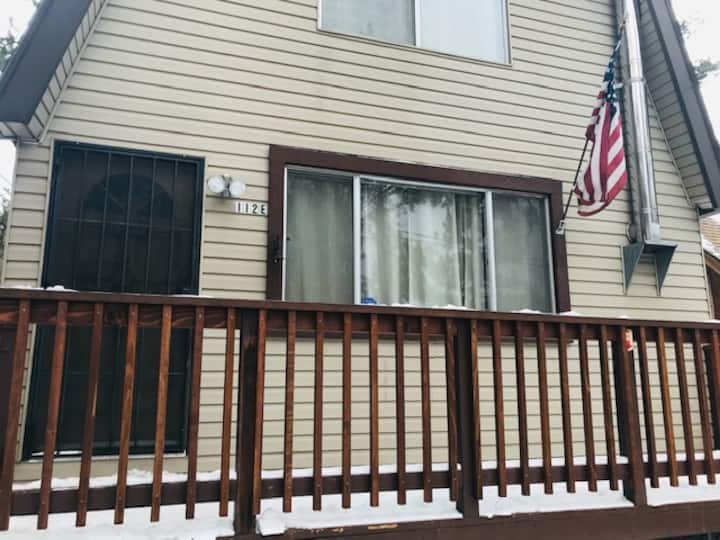 Modern Cabin W/ Large Yard (Early & Late Checkout) - Big Bear, CA