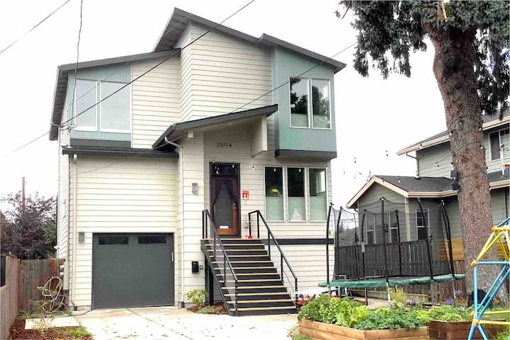 Fresh & Modern, Spacious 1 Bed/1 Bath Condo - Portland, OR