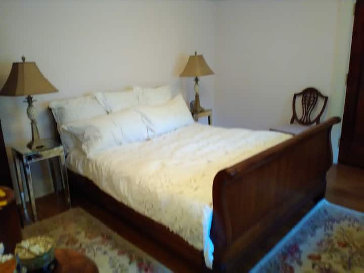 Bright, Warm Queen Size Room With Exclusive Bath - Hilton, NY