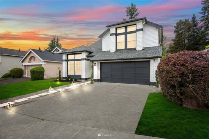 Modern Luxury Home |  Firepit, Lakes, Shops Nearby - Kent, WA