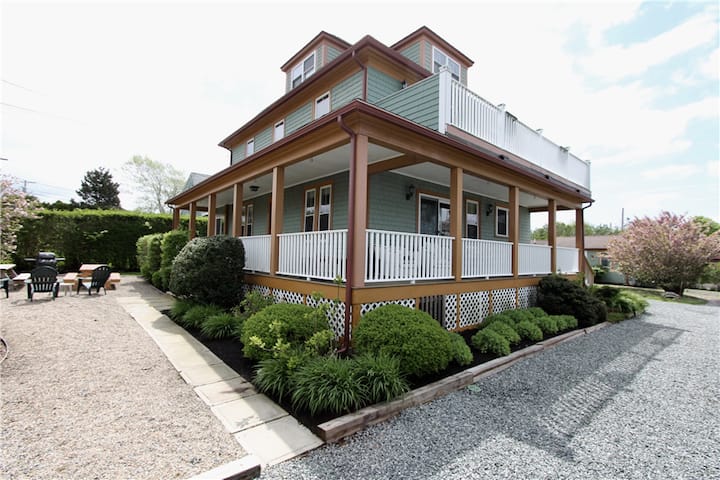 Classic 4br Beach Flat: Sunset Deck & Ocean Breeze - 紐波特