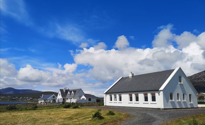 Ellie's Lake View Cottage - 3 Bedroom - Achill Island