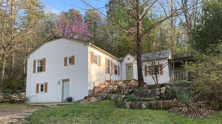 Pet-friendly Cottage | Forest Views + 1 Mi To Town - Hot Springs, AR