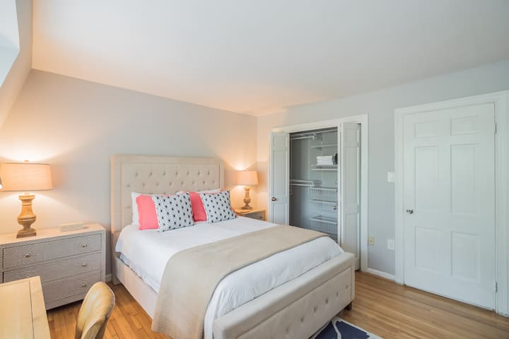 Amazing Property With Parking A Few Blocks From The Wharf, Monuments And Museums - Alexandria, VA
