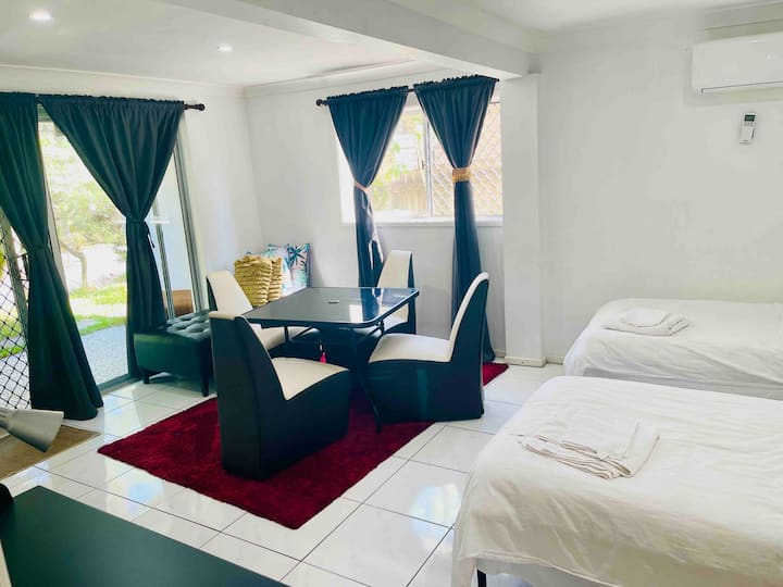 Close To Garden City Shopping Center - Brisbane