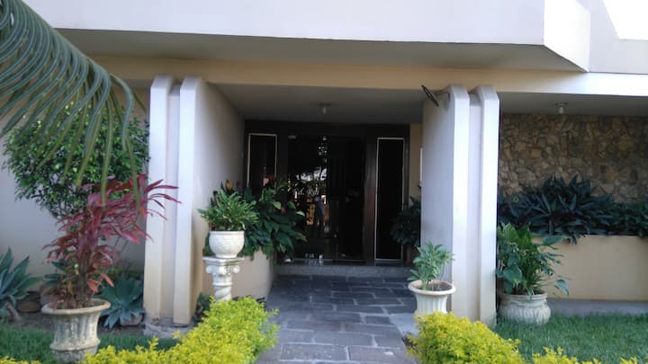 Apartamento De 2 Quartos Fresco E Todo Mobiliado! - Campos dos Goytacazes