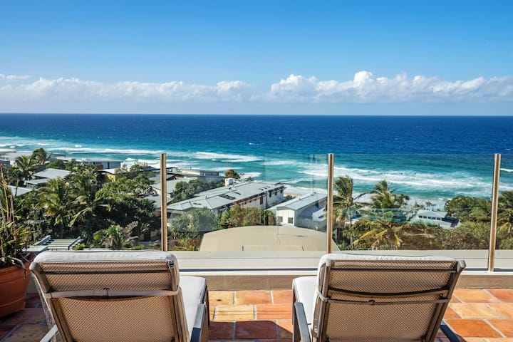 Tuscan Inspired Townhouse Minutes From The Beach - Noosa