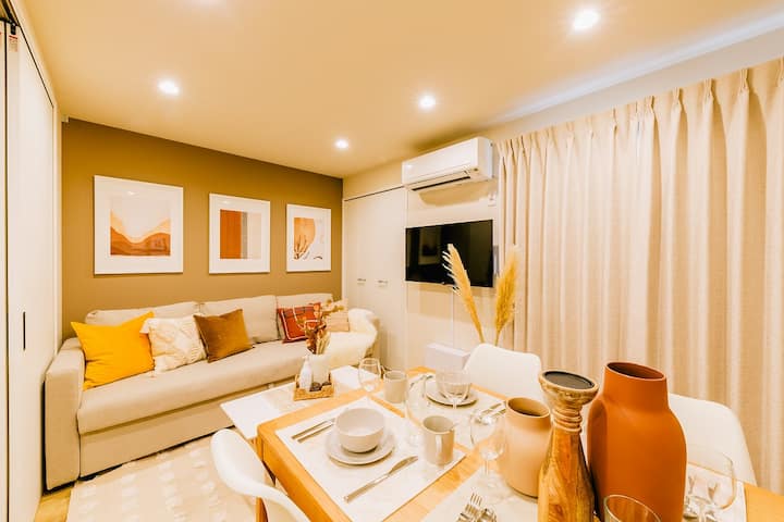 Accommodates Up To 8 Guests! / Convenience Stores - 大阪府