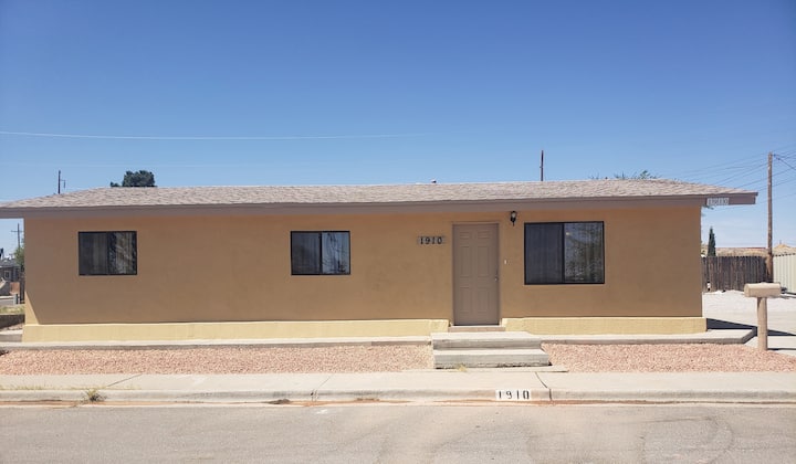Cheerful & Cozy, Centrally Located - Las Cruces, NM
