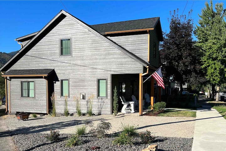 New! Cozy Renovated Historic Kellogg Retreat - Pinehurst, ID