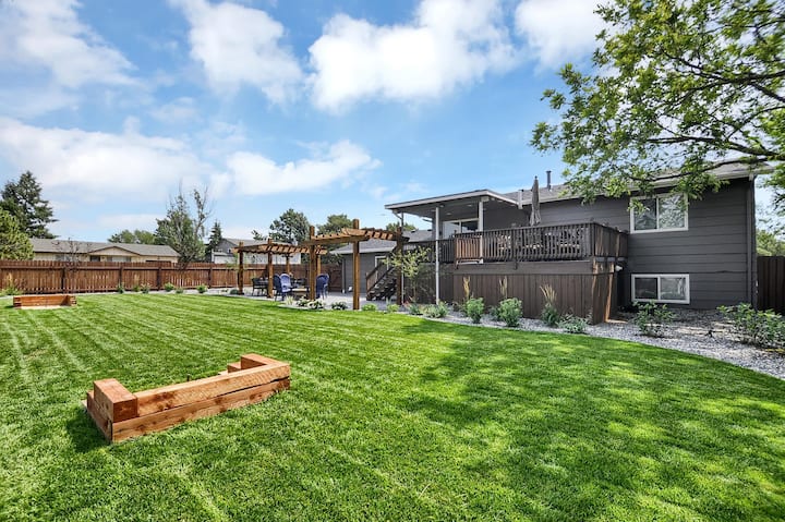 Family-friendly, Huge Yard, Fire Pit & Mtn Views! - Colorado Springs, CO