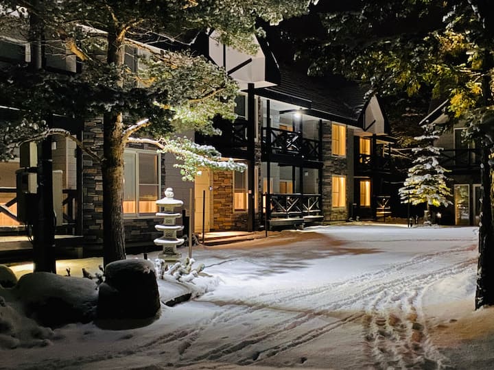 Furano Alpine Tree-view Serviced Apartment. Onsen. - Furano