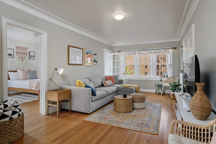 Boho Condo +
Sunroom In Plaza District - Kansas City, MO