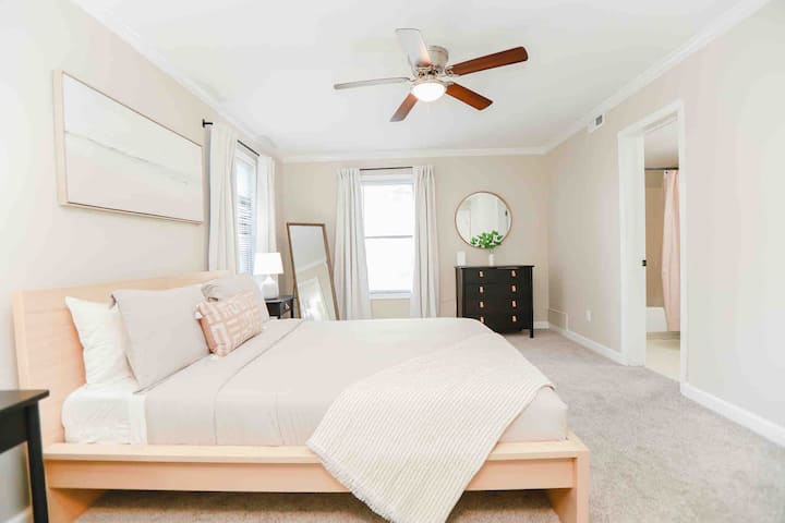 1 Block From Colley Ave! Brand New Furnishings - Norfolk, VA