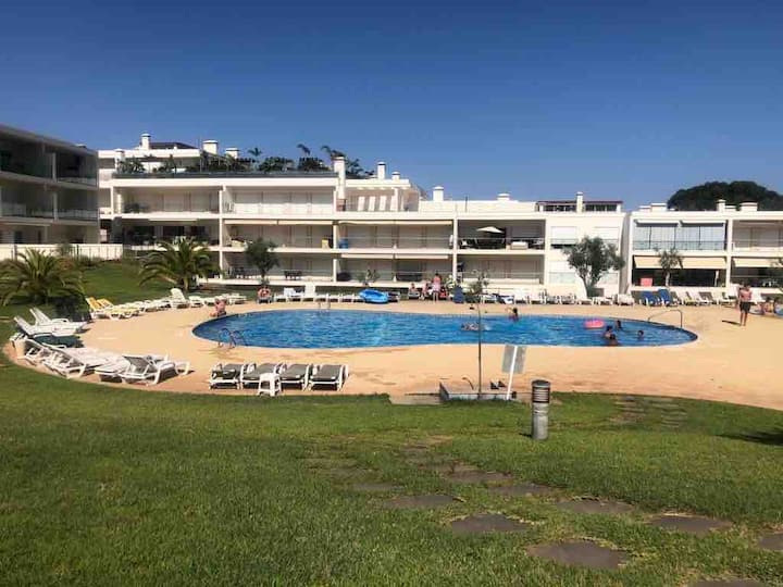 Apartamento Moderno, Boa Localização Com Piscina. - Algarve