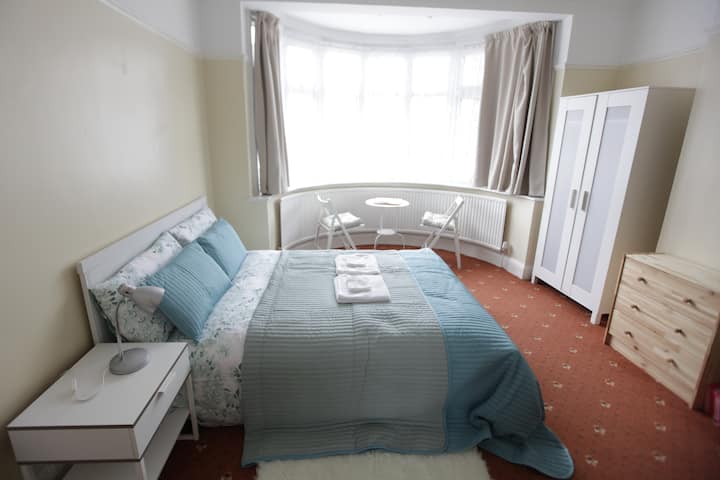 Big Double Room With Own Shower Room - Watford