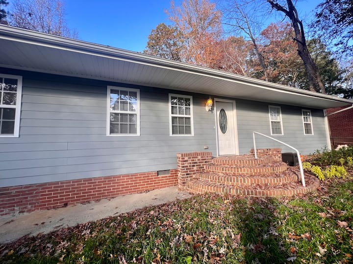 Cheerful Pet-friendly 3 Bedroom Including Big Yard - Duke University, Durham
